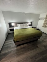 Quarto básico | Cofres nos quartos, cortinas blackout, Wi-Fi de cortesia, roupa de cama