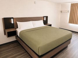 Quarto básico | Cofres nos quartos, cortinas blackout, Wi-Fi de cortesia, roupa de cama