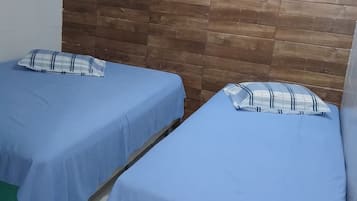 Quarto duplo econômico, banheiro privativo | Wi-Fi de cortesia, roupa de cama