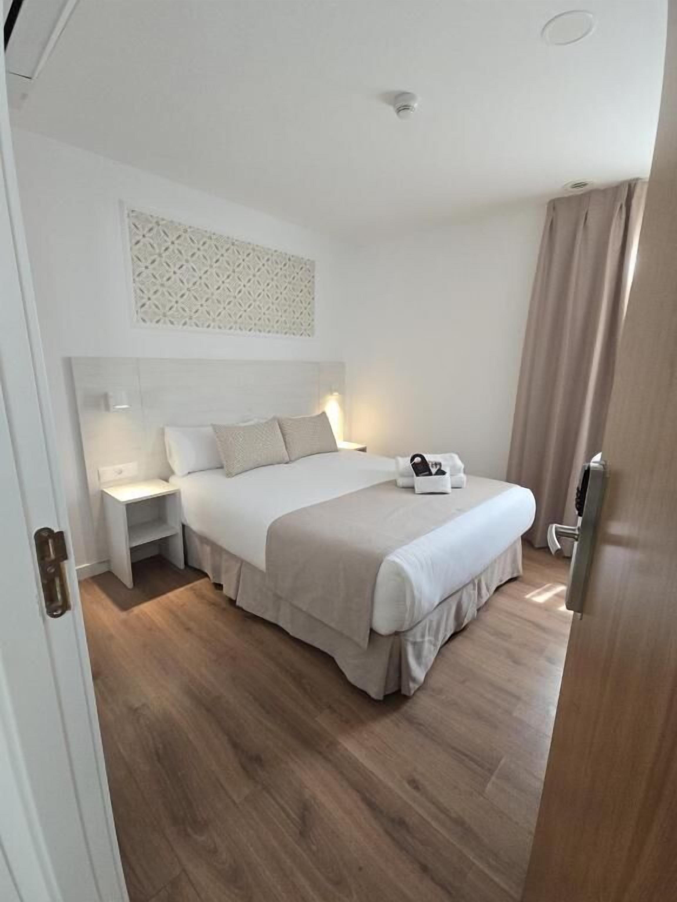 Escrivaninha, cortinas blackout, quartos à prova de som