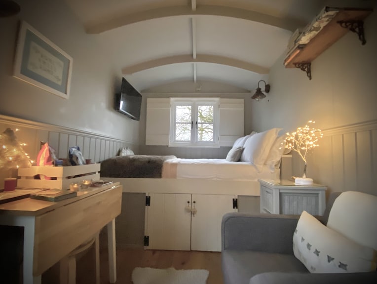 Luxurious Shepherds Hut With Hot Tub And Pizza Oven In The Scottish Trossachs - Aberfoyle