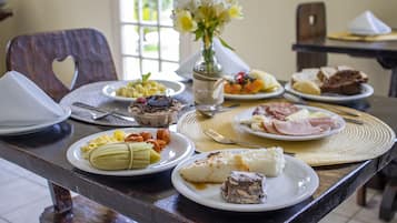 Café da manhã com buffet grátis todos os dias