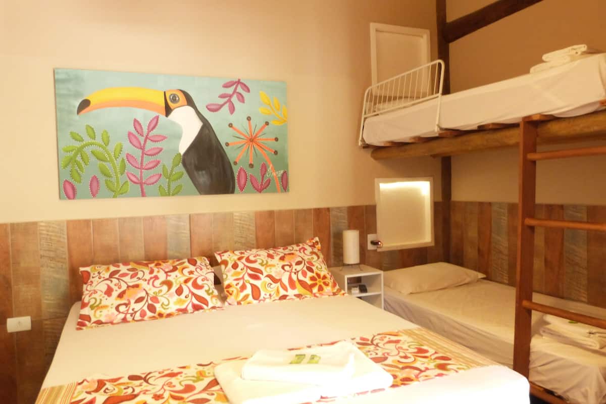 Quarto Quádruplo Económico | Cortinas/cortinados opacos, Wi-fi grátis