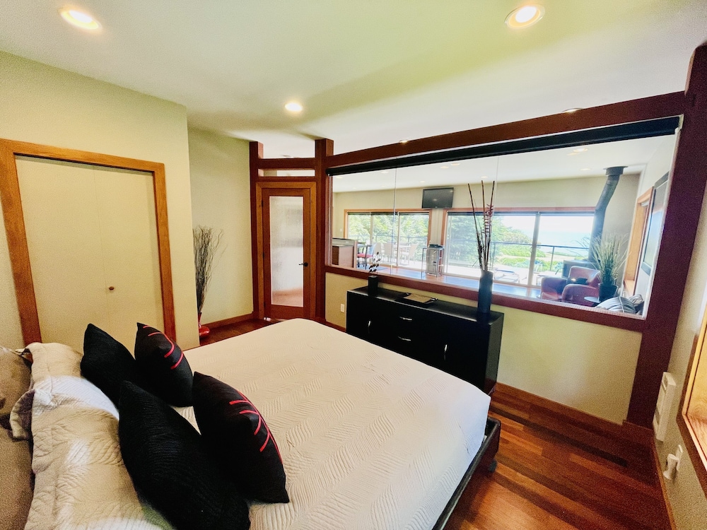 Points West Oceanfront Resort 3 Bed Ocean Point House A - Vancouver Island