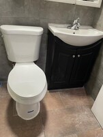 Quarto standard | Banheiro | Chuveiro/banheira combinados, produtos de toalete grátis