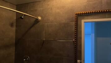 Quarto Standard | Casa de banho | Uma combinação polibã/banheira, artigos de higiene pessoal grátis