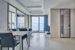 TV de tela plana 55 polegadas com canais a cabo, TV, pisos aquecidos