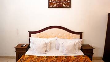 Quarto Económico | Secretária, Wi-fi grátis, roupa de cama fornecida