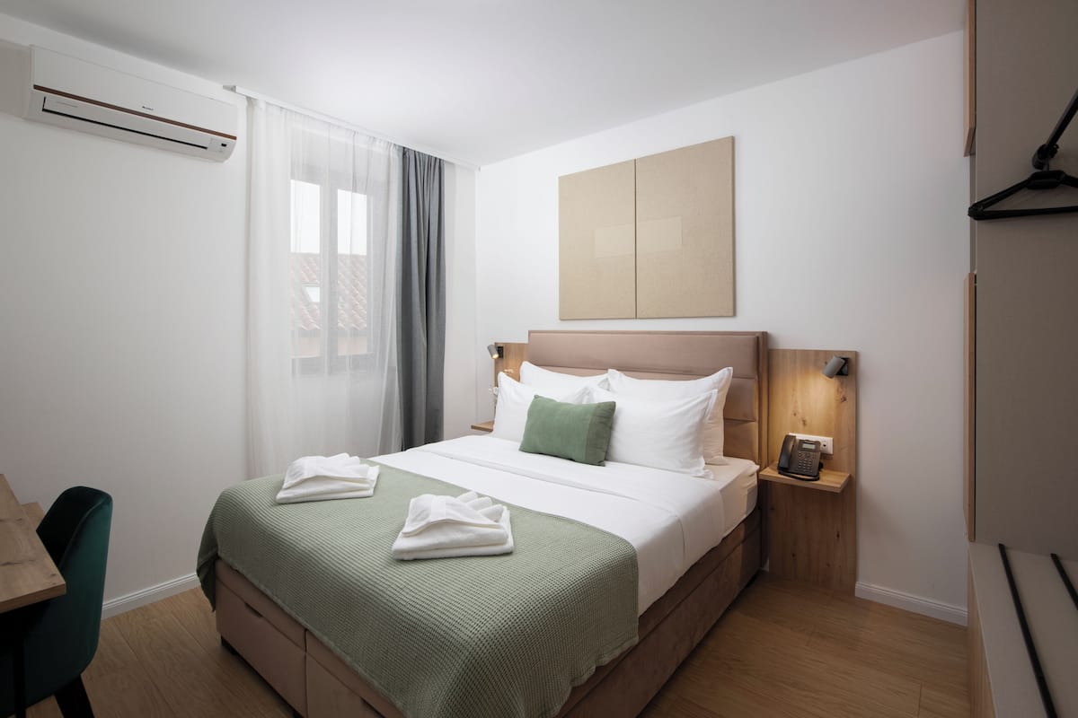 Roupa hipoalergénica, cofre no quarto, secretária, Wi-fi grátis