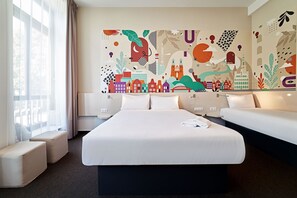 Quarto triplo família, vista para a cidade | Escrivaninha, espaço de trabalho para notebook, quartos à prova de som