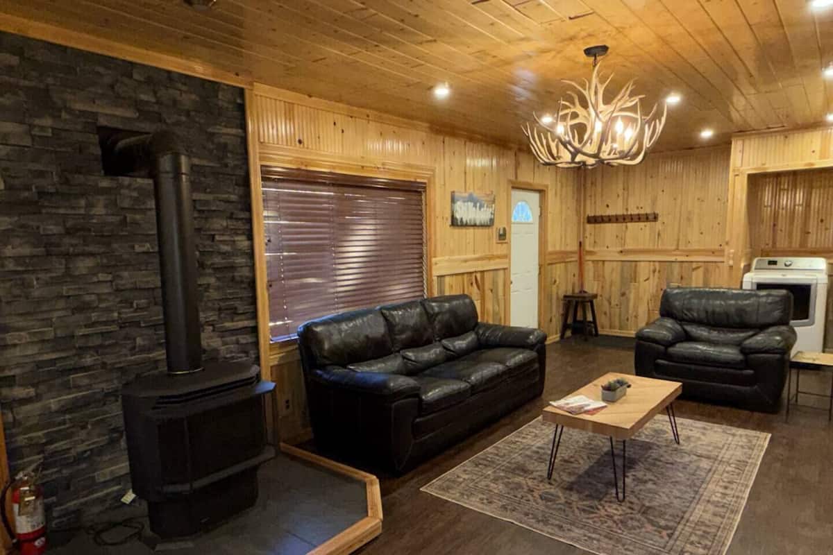 2 Bedroom Family Suite at Bellamy's Haus | Individualmente decorados, individualmente mobiliados, berço de viagem