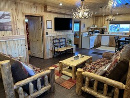 Apartamento luxo, 2 quartos, lareira, vista para a montanha | Individualmente decorados, individualmente mobiliados, berço de viagem