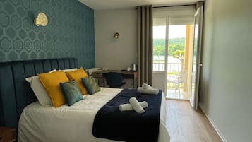 Quarto standard, 1 cama de casal, vista para o lago | Individualmente decorados, individualmente mobiliados, escrivaninha