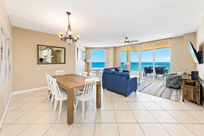 Condo com design assinado, 3 quartos, sacada, vista para o oceano | Opções para refeição no quarto