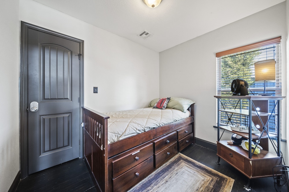 Gated Private Chalet With Hot Tub - Tulsa, OK