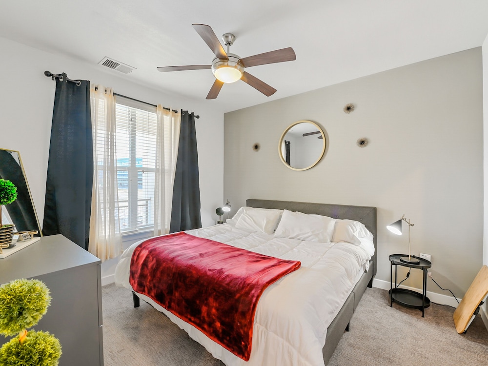 Experience South Valley Charm, Just A 9-min Drive To Thanksgiving Point - South Jordan, UT
