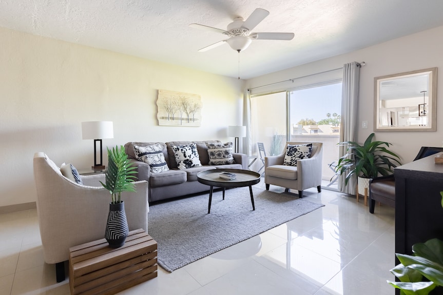 Lovely 2 Br Condo / Pools / Covered Parking - Scottsdale, AZ