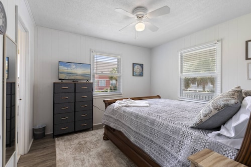 2-bedroom Duplex, Short Walk To The Beach W/free Tickets To Dinner Theaters, Mini-golf & More! - Surfside Beach, SC