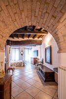 Quarto Duplo de Luxo | Lençóis italianos Frette, roupa de alta qualidade, secretária 