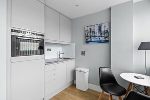 Apartamento, banheiro privativo, vista para a cidade | Cozinha compartilhada