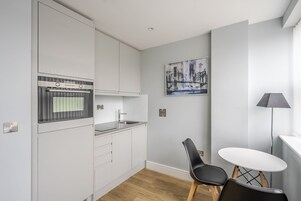 Apartamento, casa de banho privativa, Vista para a cidade | Cozinha partilhada