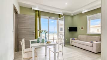 Apartamento Familiar, 1 quarto, varanda, em frente ao mar (Corallo House 200m From The Sea) | Sala de estar | TV de ecrã plano