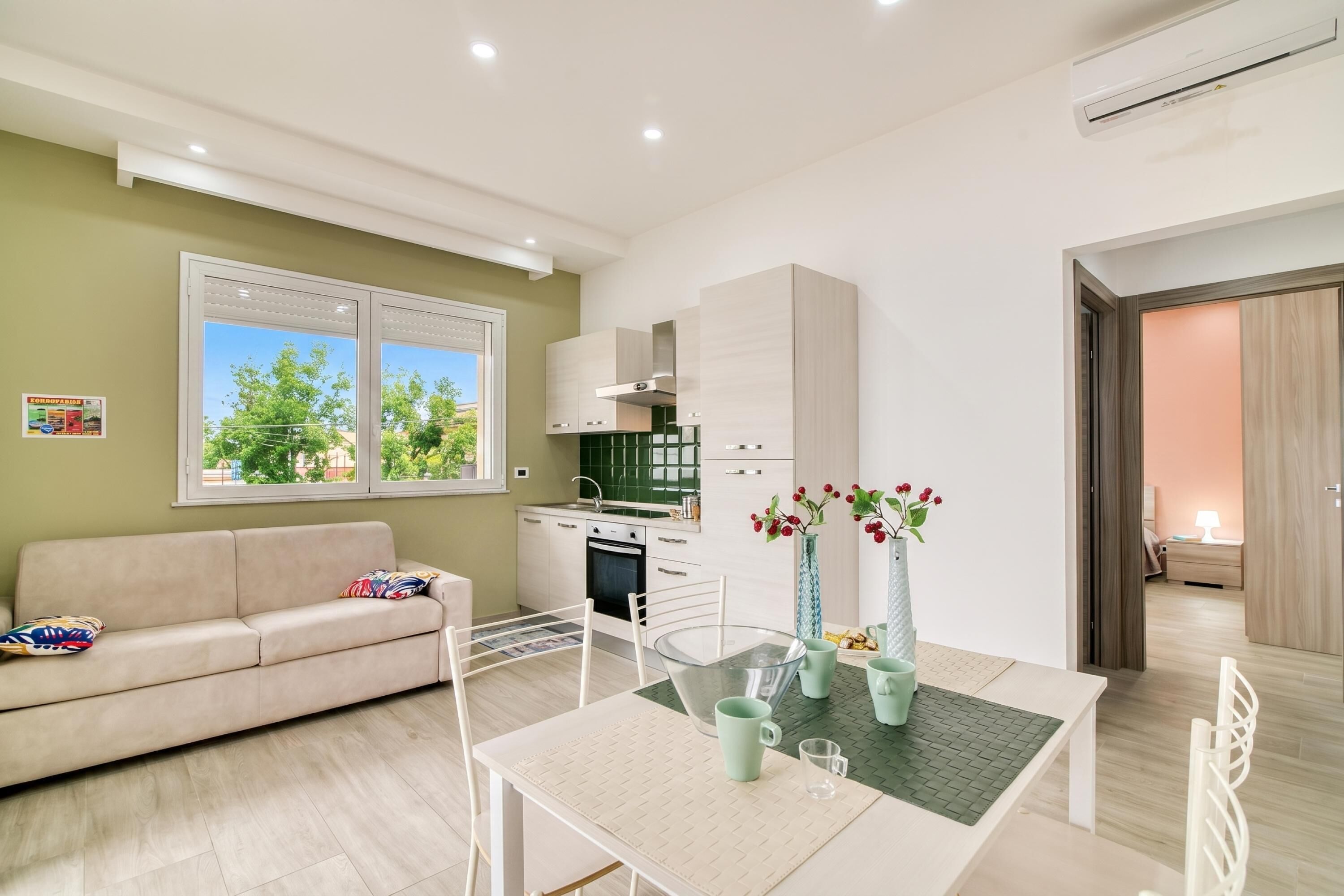 Apartamento Familiar, 1 quarto, varanda, em frente ao mar (Corallo House 200m From The Sea) | Cozinha privada | Mesas de jantar 