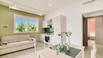 Apartamento Familiar, 1 quarto, varanda, em frente ao mar (Corallo House 200m From The Sea) | Cozinha privada | Mesas de jantar
