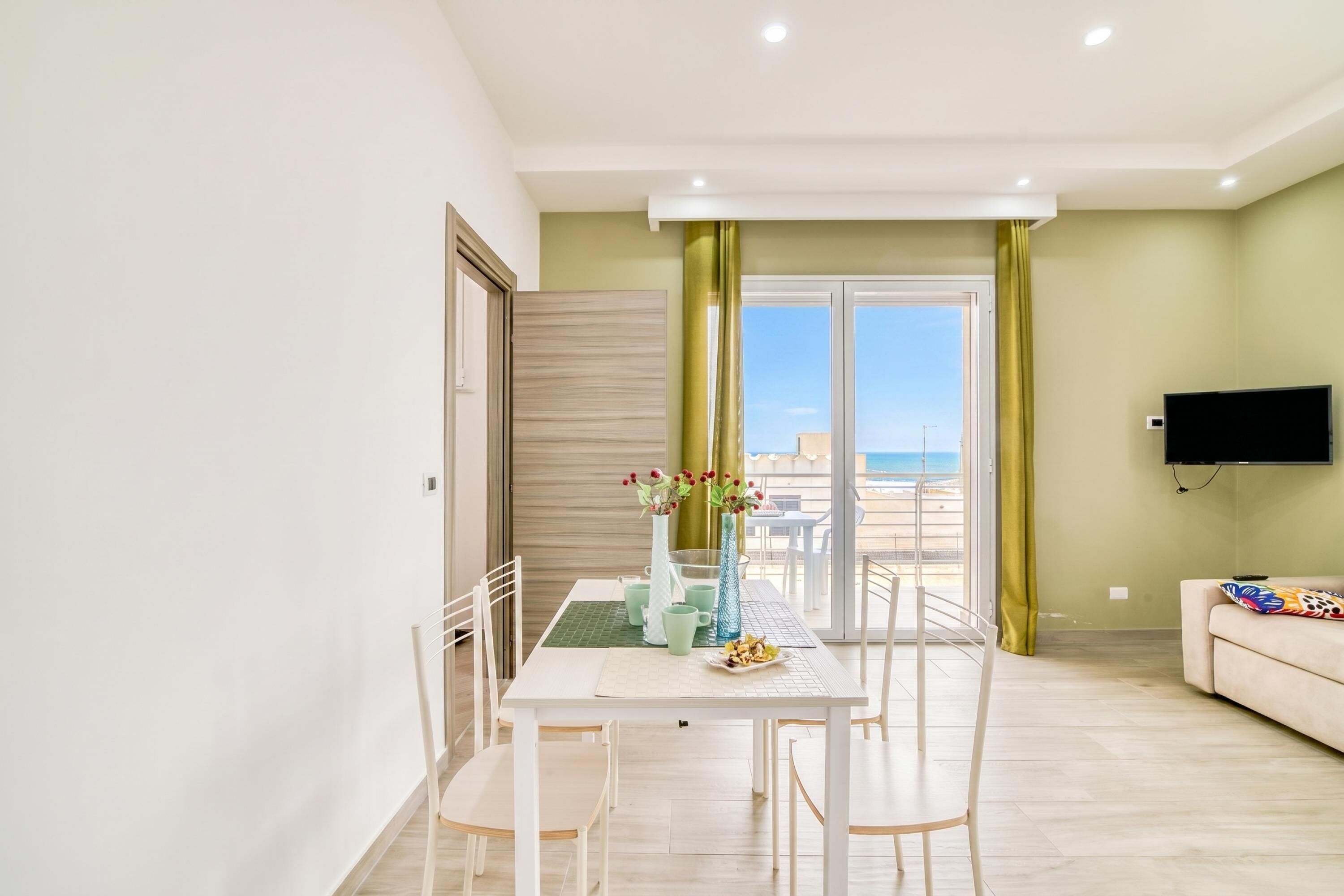 Apartamento Familiar, 1 quarto, varanda, em frente ao mar (Corallo House 200m From The Sea) | Restaurantes