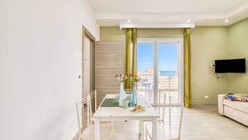 Apartamento Familiar, 1 quarto, varanda, em frente ao mar (Corallo House 200m From The Sea) | Restaurantes