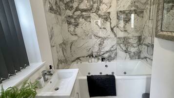 Apartamento superluxo, banheiro privativo, vista para o jardim (HOT TUB & spa bath ) | Praia