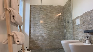 Quarto Exclusivo, 1 cama queen-size, varanda | Casa de banho | Um bidé, toalhas fornecidas, papel higiénico