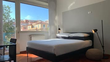 Quarto Duplo Deluxe, 1 quarto, varanda, Vista para a cidade | Ferro/tábua de engomar, Wi-fi grátis