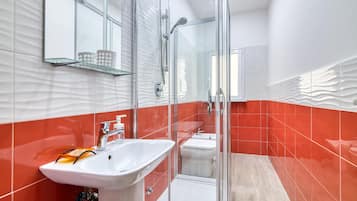 Apartamento Familiar, vários quartos, em frente ao mar (Eclisse House Few Steps From The Sea) | Casa de banho | Uma combinação polibã/banheira, um bidé, toalhas fornecidas, sabão