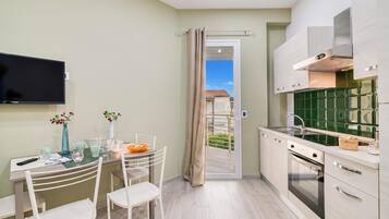 Apartamento Familiar, 1 quarto, varanda, em frente ao mar (Eclisse House Few Steps From The Sea) | Cozinha privada