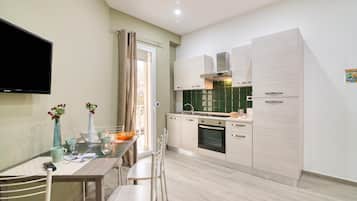 Apartamento Familiar, 1 quarto, varanda, em frente ao mar (Eclisse House Few Steps From The Sea) | Cozinha privada