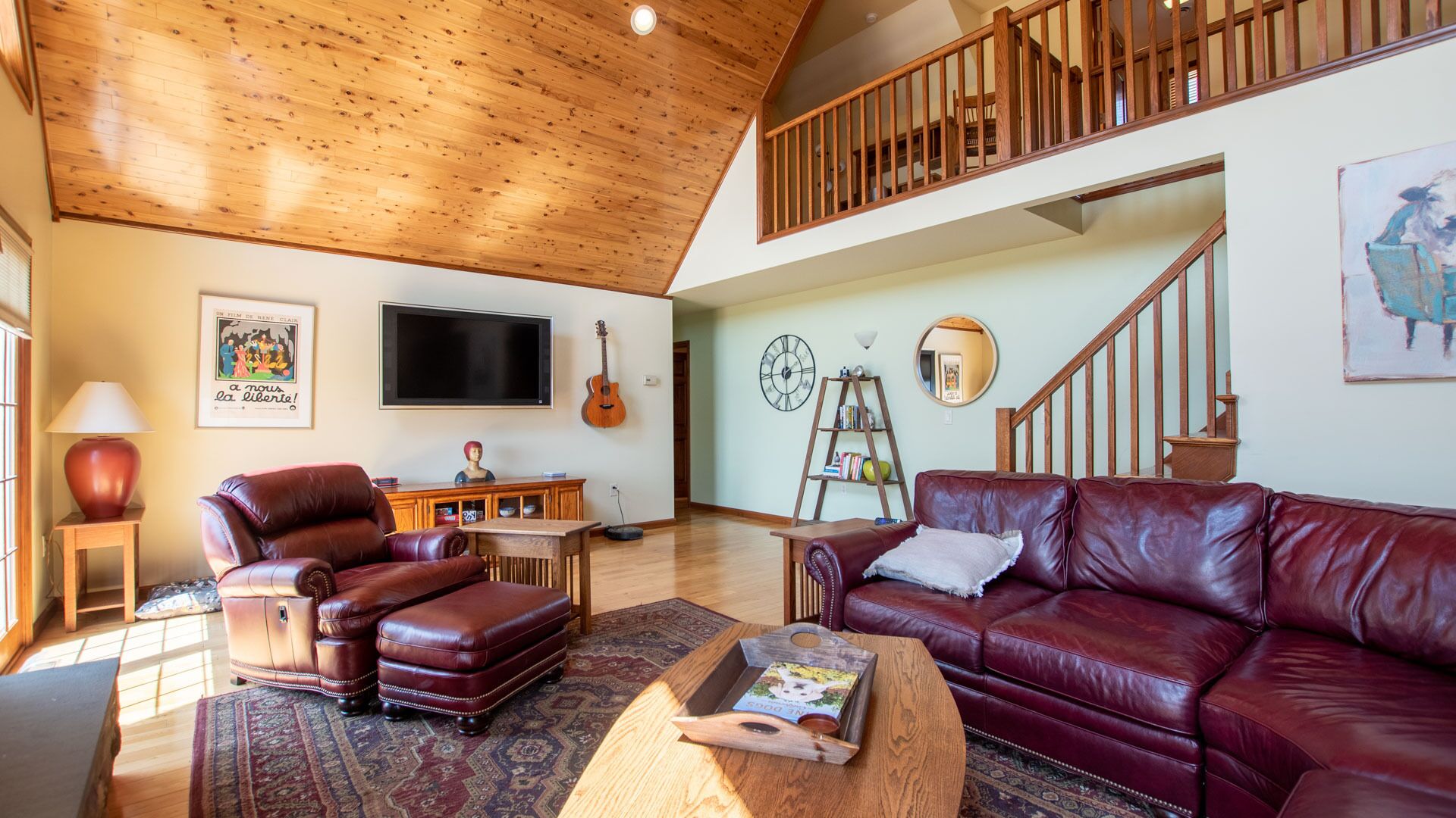 Grande Dame - She Is Big And Beautiful! Perfect For Your Next Lakeside Group Getaway! - Lodi, NY