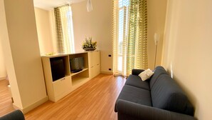 Quarto Executivo | Sala de estar | Televisor de ecrã plano de 32 polegadas com canais via satélite 