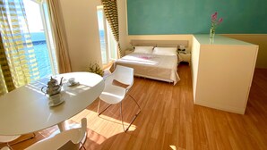Quarto Executivo | Edredões de penas, minibar, cofre no quarto, secretária 