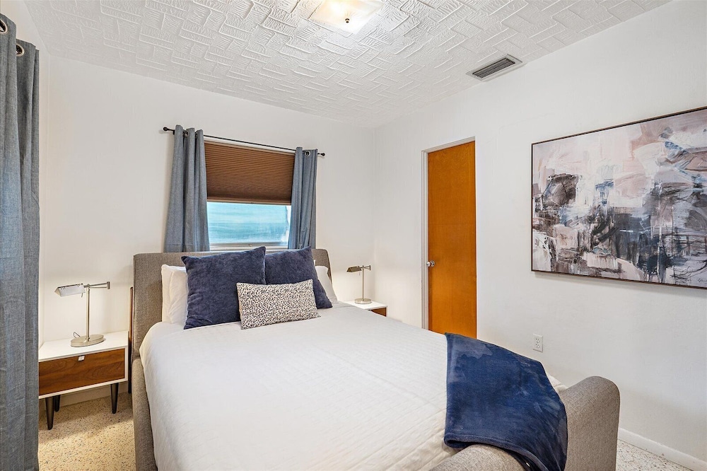 Sandy Feet Retreat | Private Pool, Pergola + Ping Pong! - Sarasota, FL