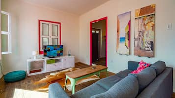 Apartamento luxo, 1 cama King, cozinha | Área de estar | Smart TV, filmes pagos