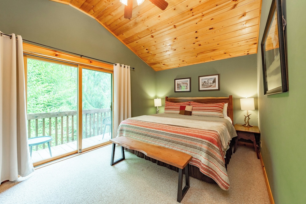 New! Tucked Inn: Lake Area, Dogs Welcome, Hot Tub, Fireplace, Fire Pit - 오클랜드