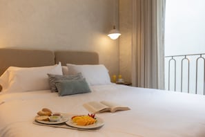 Quarto casal standard | Cofres nos quartos, individualmente decorados