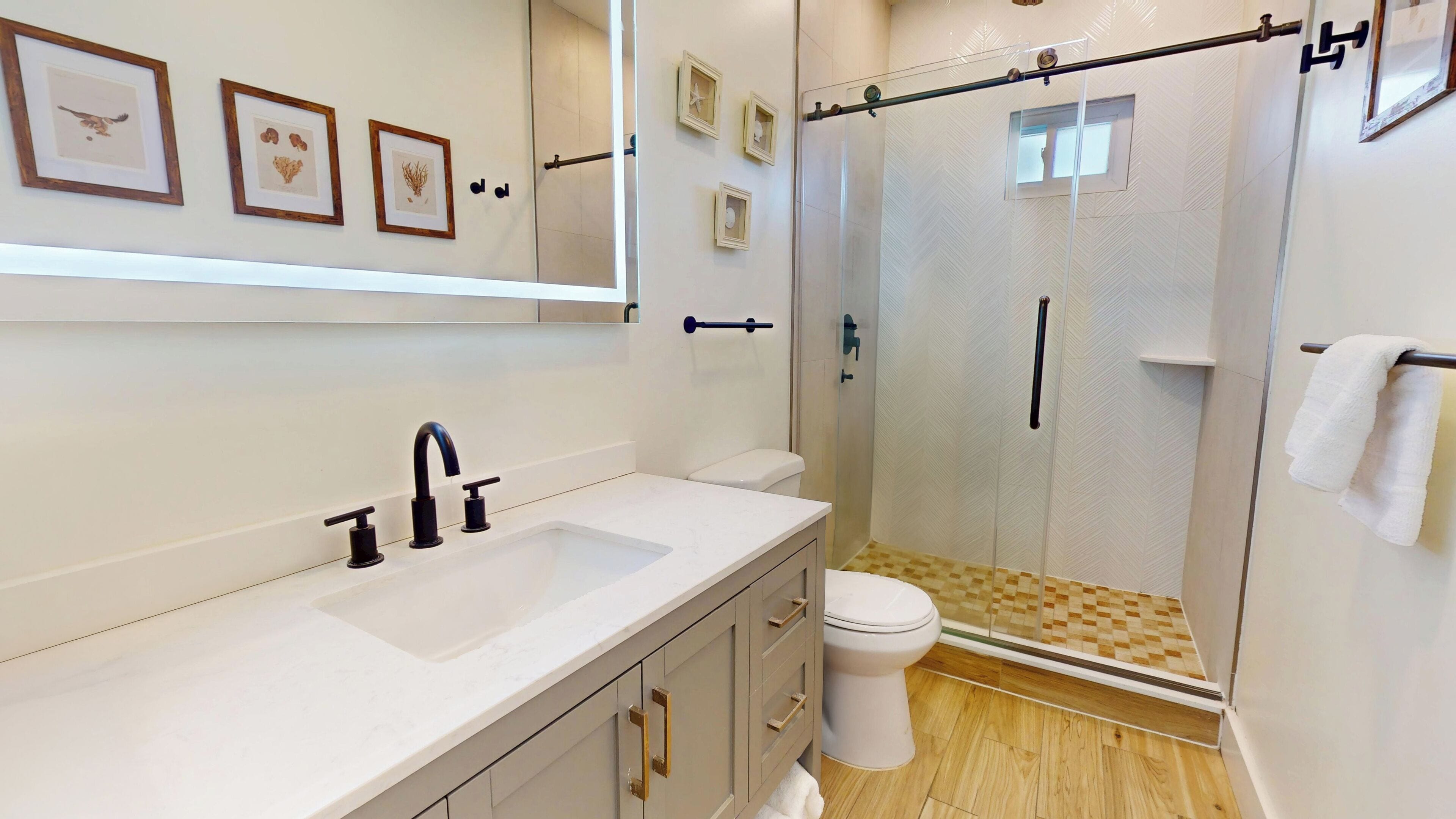 Um polibã, um chuveiro fixo, artigos de higiene pessoal grátis 