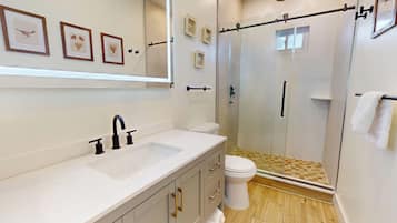 Um polibã, um chuveiro fixo, artigos de higiene pessoal grátis