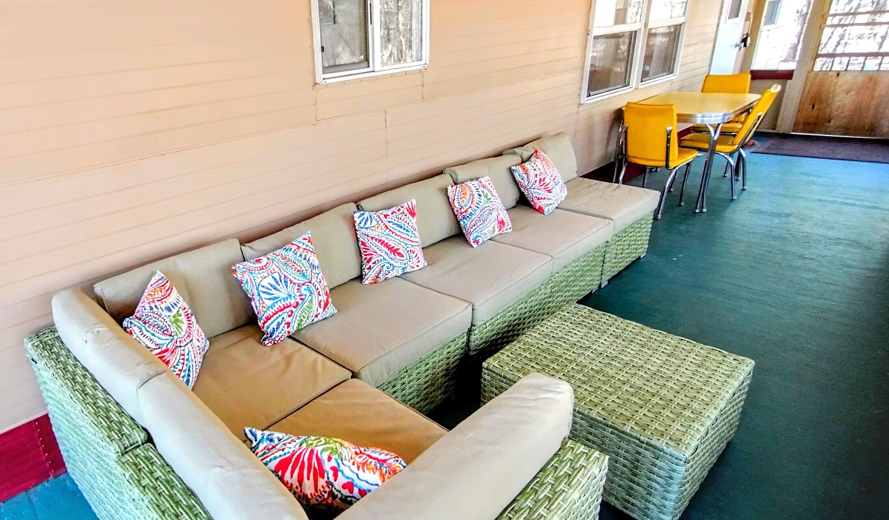 Cozy Vintage Hilltop Getaway - Great Poconos Location! - Branchville, NJ