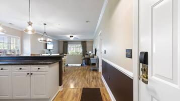 Apartamento Signature em Condomínio Fechado, 3 quartos, pátio, vista para o campo de golfe | Cozinha privada | Um frigorífico, um micro-ondas, um forno, uma placa de cozinha