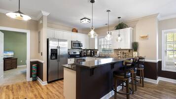 Apartamento Signature em Condomínio Fechado, 3 quartos, pátio, vista para o campo de golfe | Cozinha privada | Um frigorífico, um micro-ondas, um forno, uma placa de cozinha