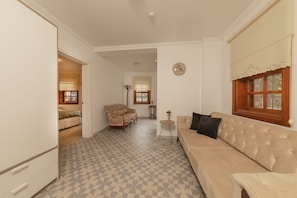 Apartamento Familiar | Sala de estar | Televisor plasma de 24 polegadas com canais por cabo, televisor 