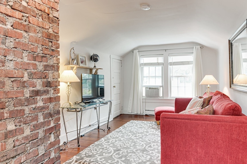 Fully Furnished Upstairs Apt Of Two Family Home In Residential Neighborhood - Chatham, NJ